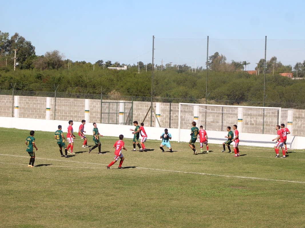 La Academia sigue firme en la cima